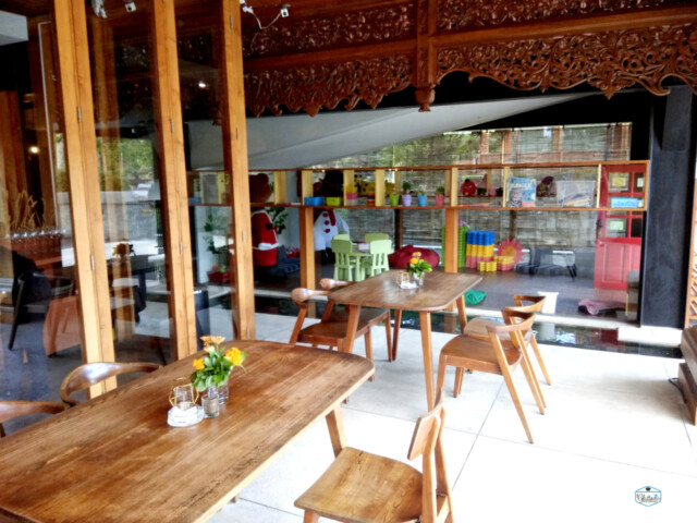 Djati Lounge, Bersantai View Golf & Pool - Glutton Wanderers