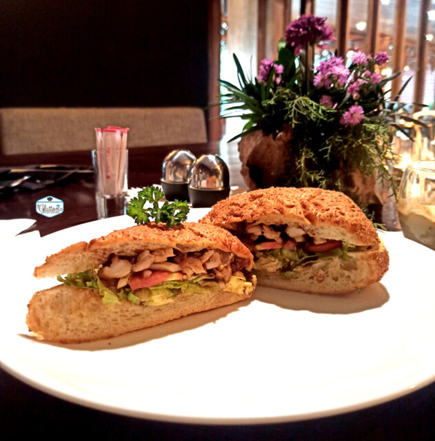 Djati Lounge, Bersantai View Golf & Pool - Glutton Wanderers